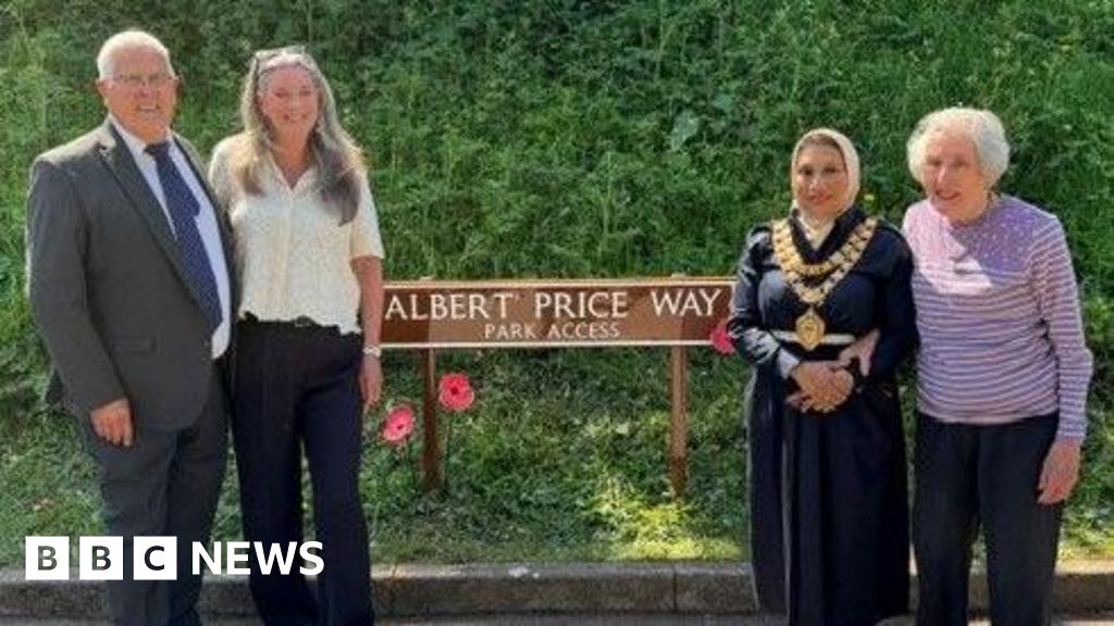 D-Day veteran Albert Price remembered with sign at Solihull park - BBC News