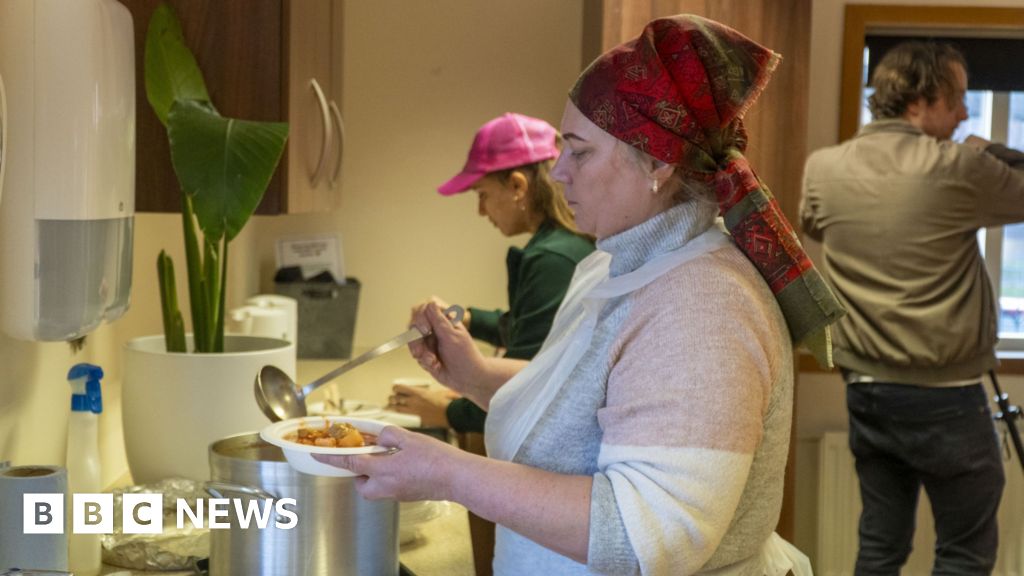 Ukrainian and Meadow Well communities enjoy meal together - BBC News