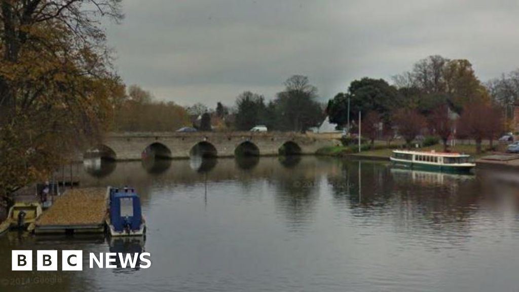 Teen held after car hits Stratford-upon-Avon bridge - BBC News
