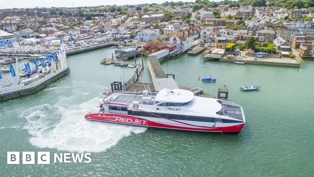 Storm Éowyn: High winds halt ferries and disrupt rail travel