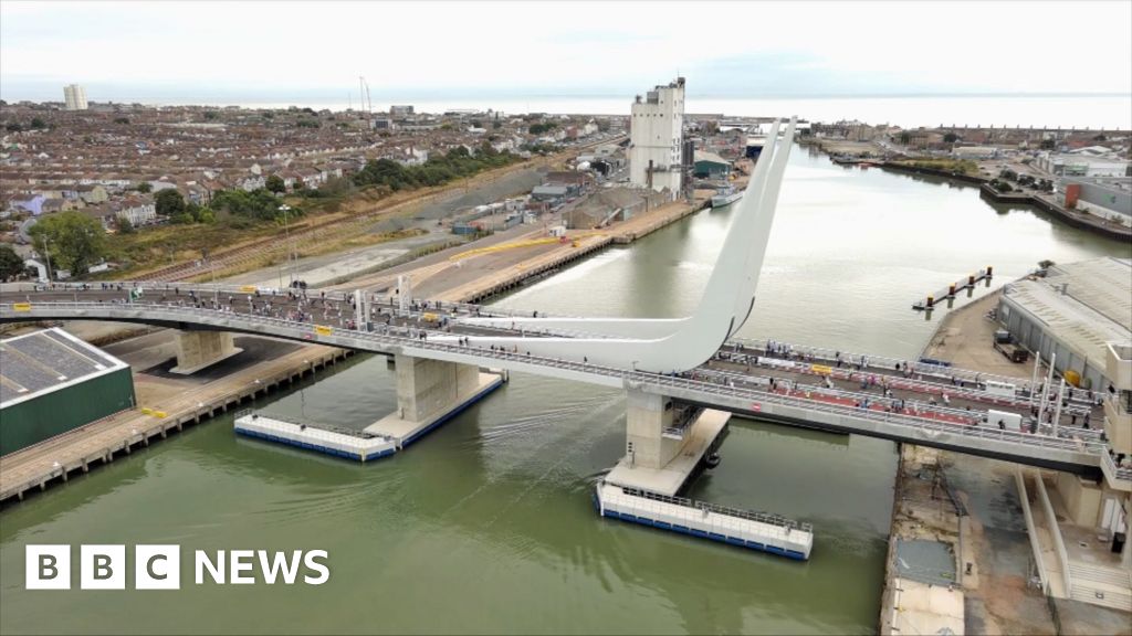 Lowestoft Gull Wing Bridge opens for first time - BBC News