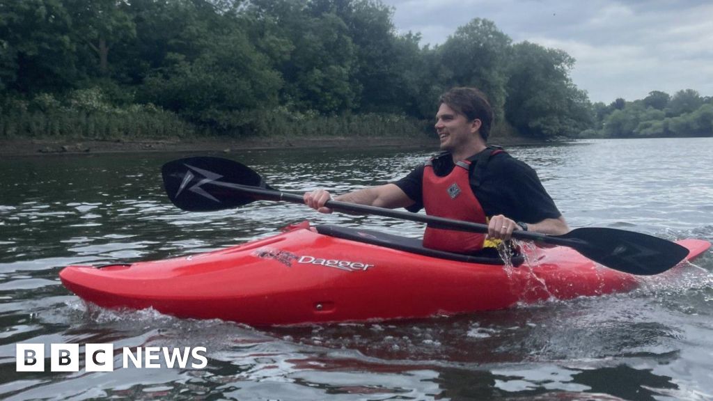 Cornish kayaker to travel 215 miles in memory of mum - BBC News