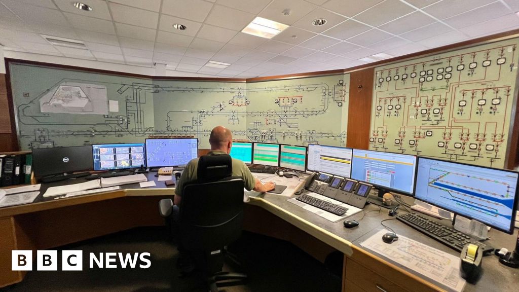 Tyne and Wear Metro control room's £9m revamp - BBC News