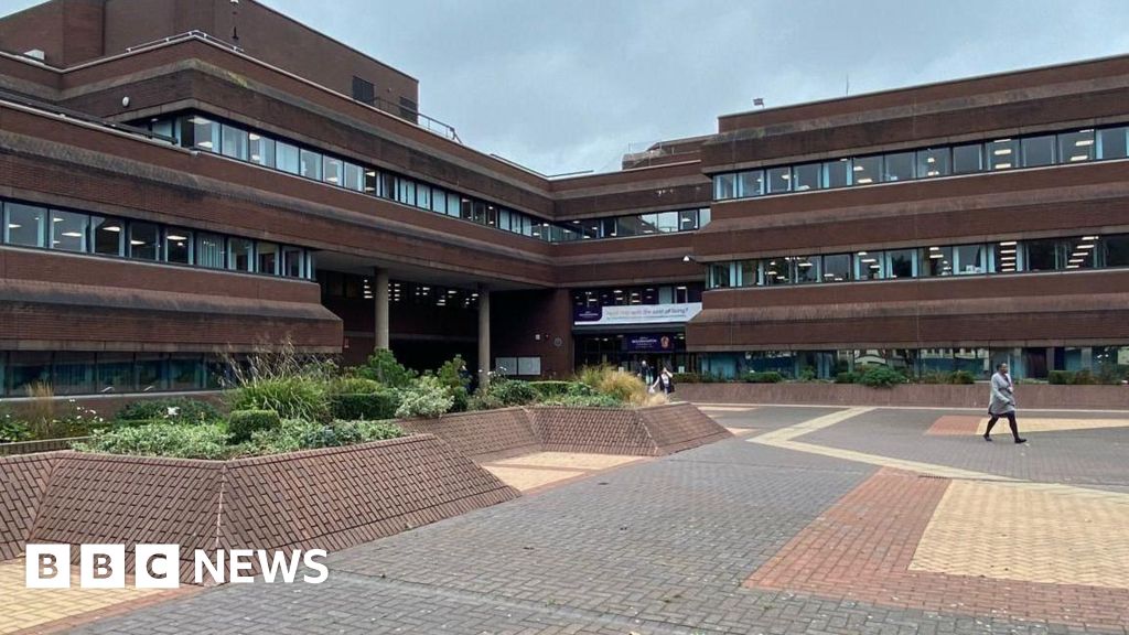 Wolverhampton council chamber to remain closed for repairs - BBC News