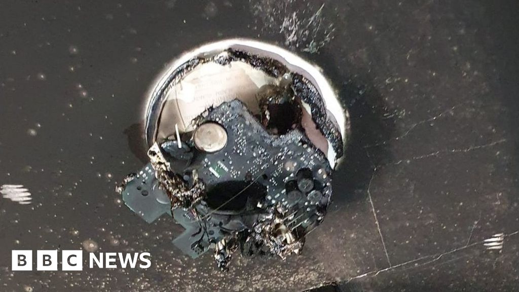 Leicester: Warning after smoke alarms melt in house fire - BBC News