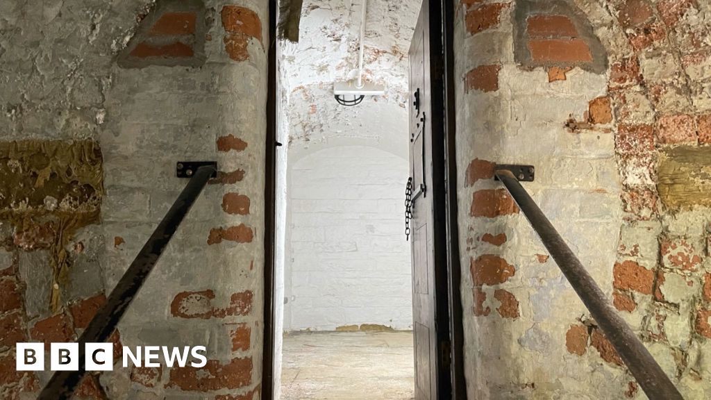 Inside the Victorian prison cells underneath Leeds Town Hall - BBC News