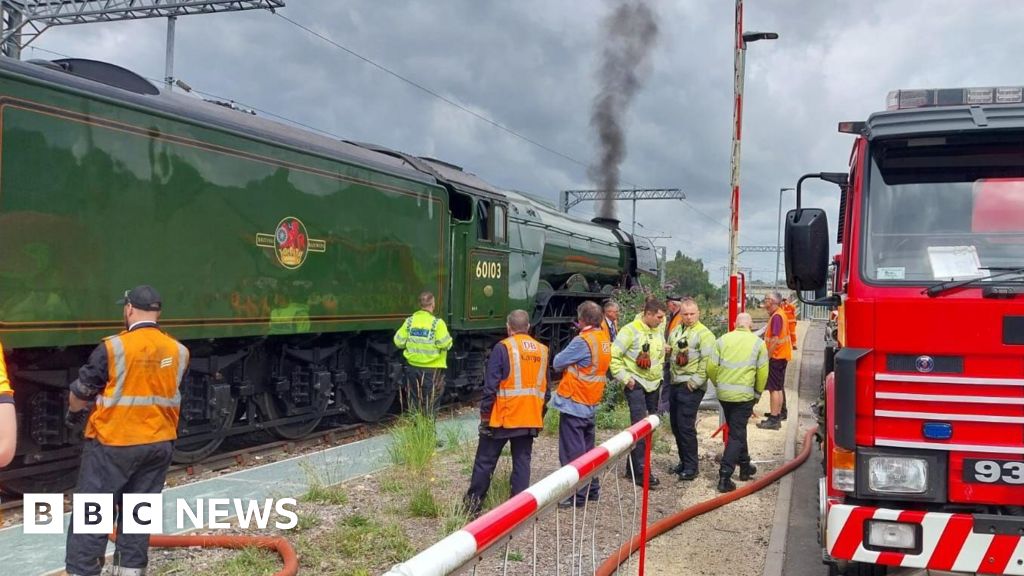Fire brigade called out to rescue Flying Scotsman in Kettering - BBC News