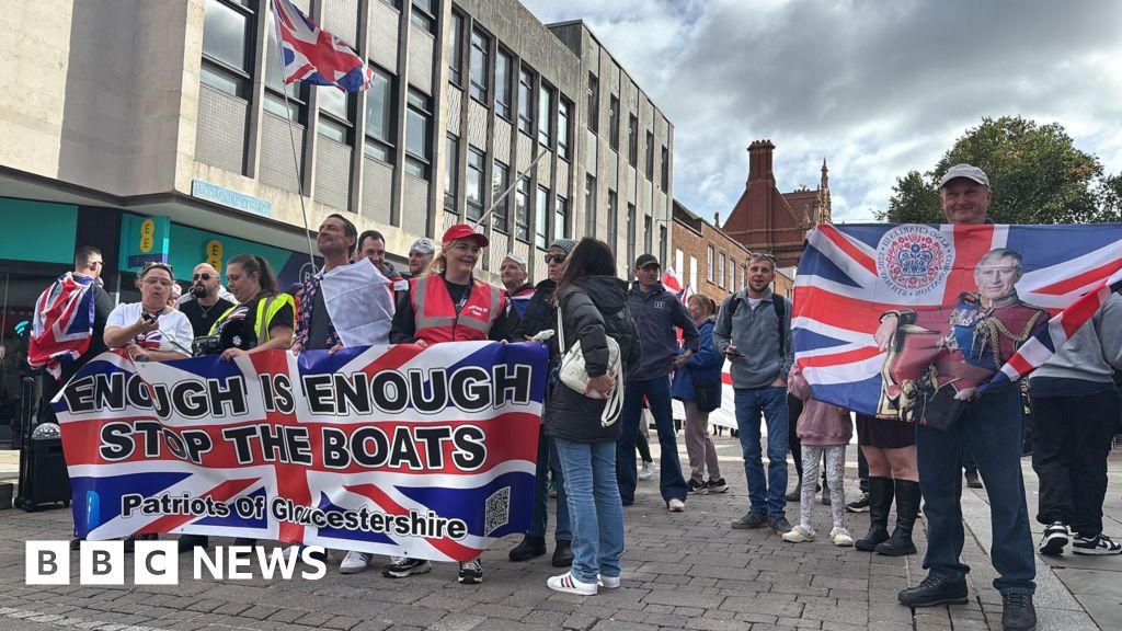 Anti-migration protesters in Gloucester target council offices - BBC News