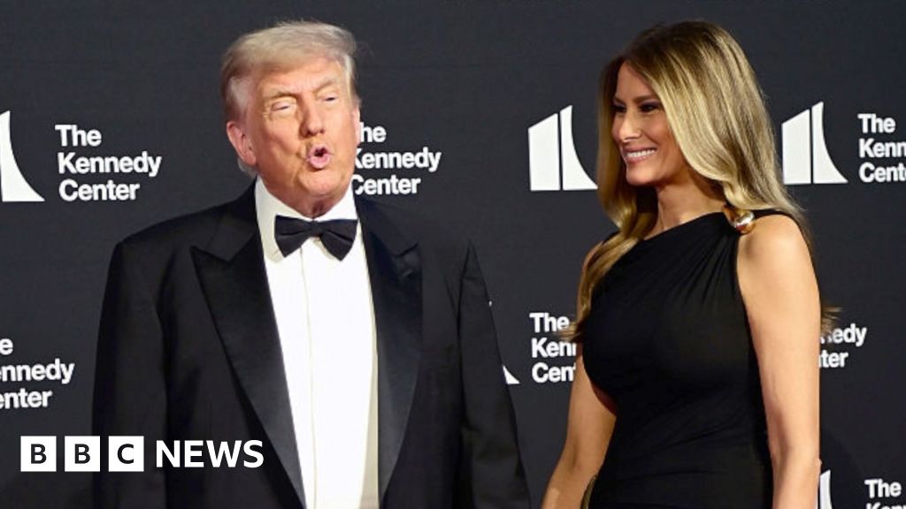 Cheers and boos as Trump goes to the theatre - BBC News