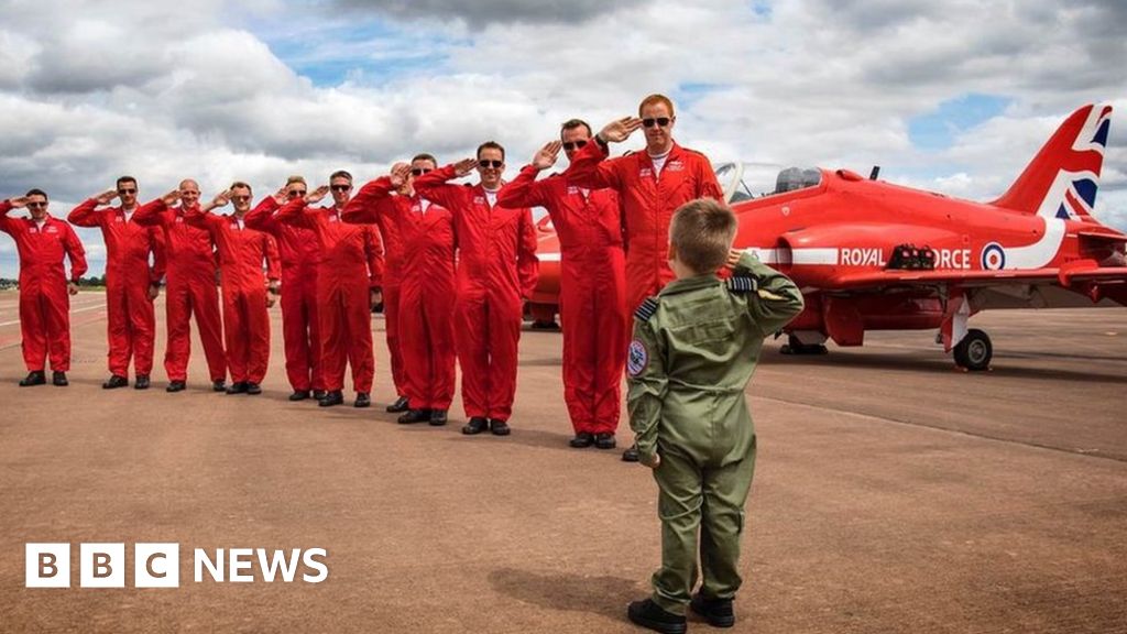 Five-year-old Red Arrows fan 'blown away' by salute - BBC News