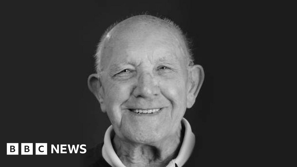 Norman Rimmington: Funeral held for Barnsley FC 'legend' - BBC News