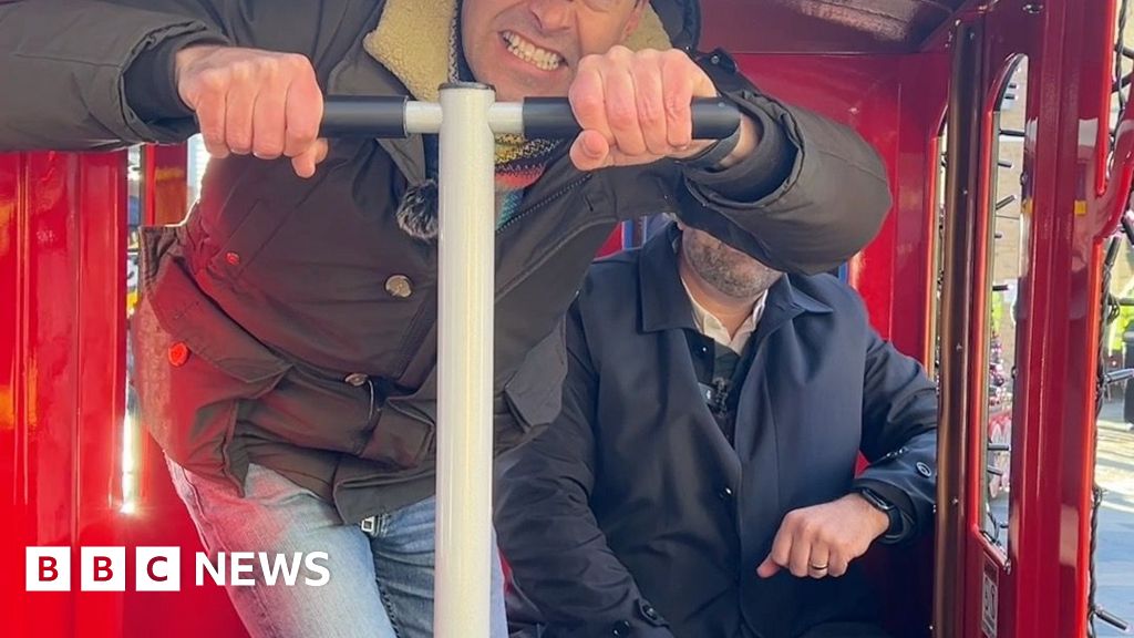 Switching off the Lexicon's Christmas lights in Bracknell - BBC News