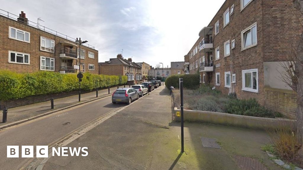 Teenage boy killed in Hackney stabbing - BBC News