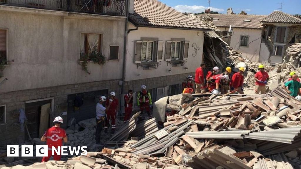 Italy quake: Scenes of 'confusion and shock' - BBC News