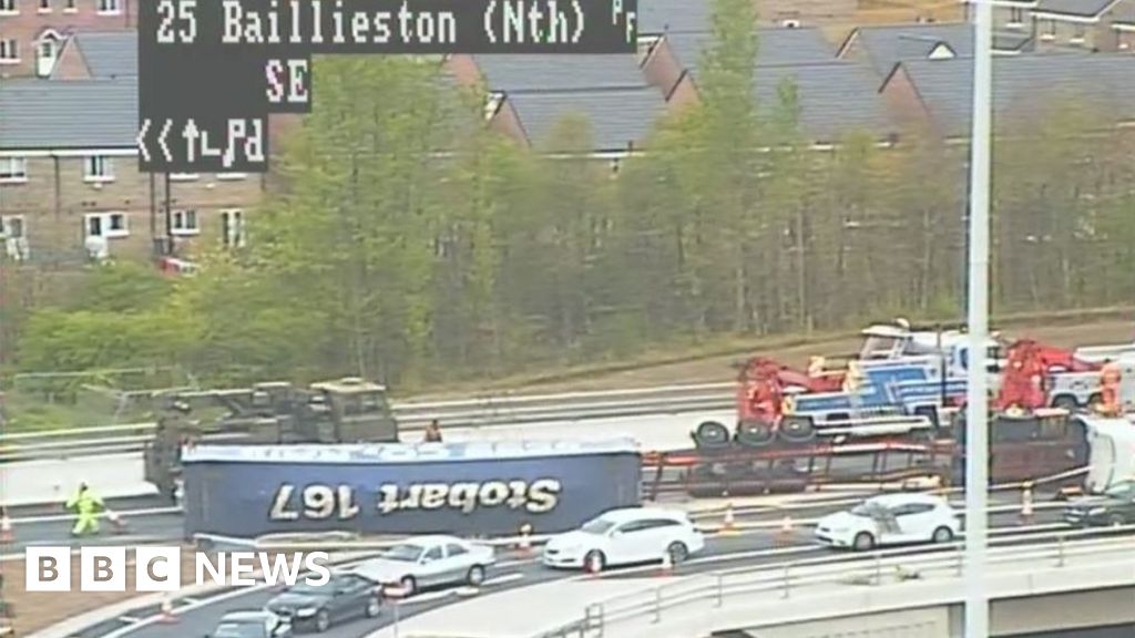 Overturned lorry causes M8 delays - BBC News