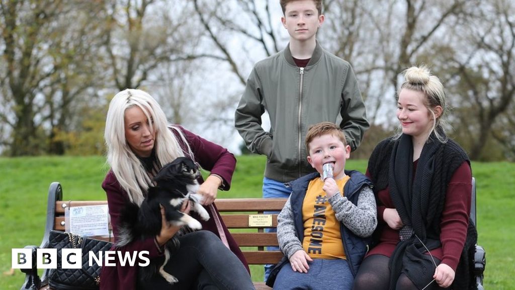 Blackpool park bench memorial inspires photography exhibition - BBC News