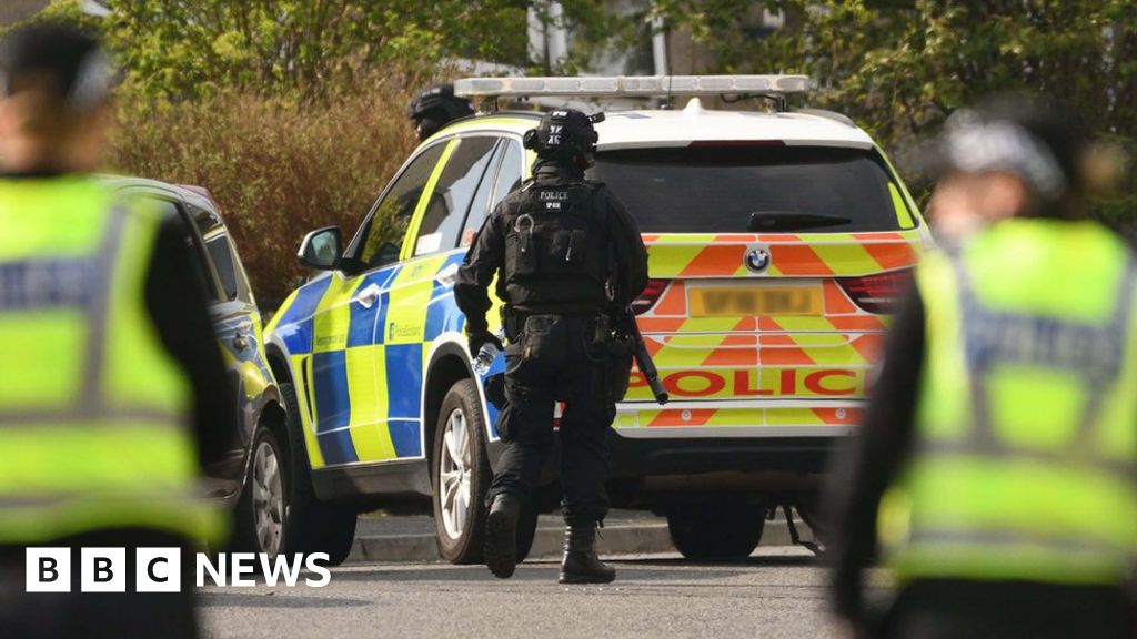 Man arrested after armed police standoff in Perth - BBC News