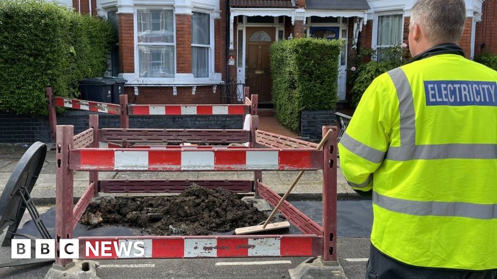 Wood Green power cut left hundreds of homes without supply - BBC News