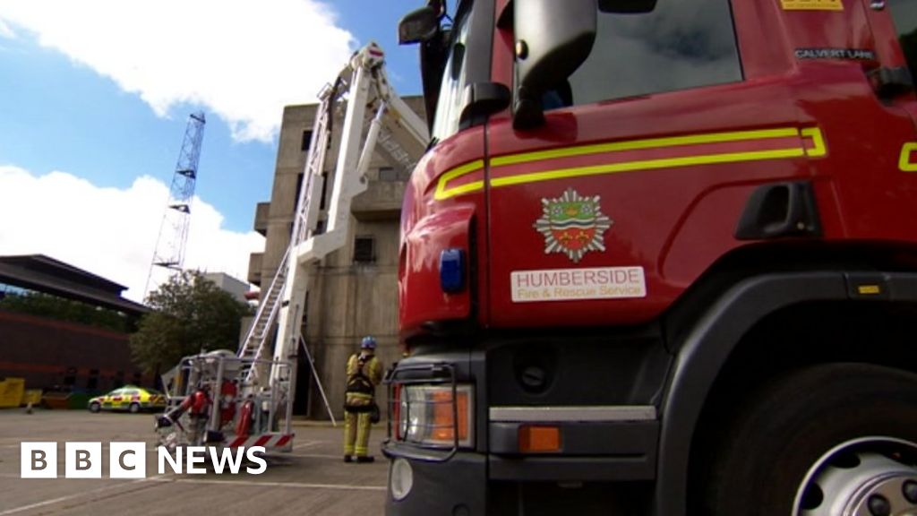Hull fire crews attacked with missiles on Boothferry estate - BBC News