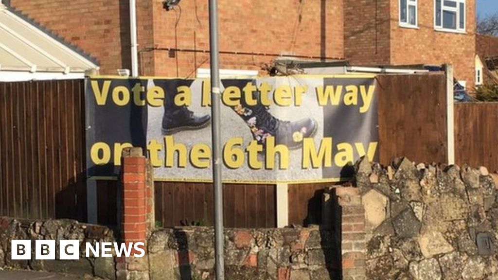 Election 2021: Essex council workers remove Lib Dem banners - BBC News