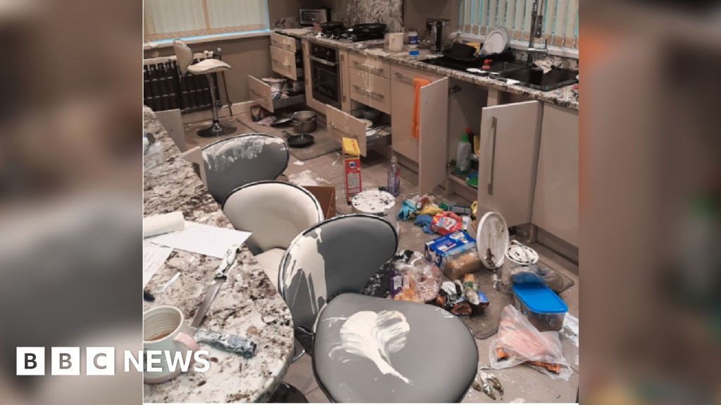 Huddersfield: Burglars cause 'extensive' damage in house raid