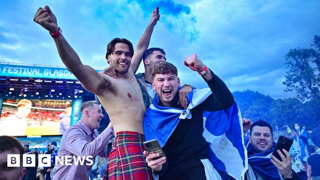 In pictures: Scotland fans celebrate England result - BBC News