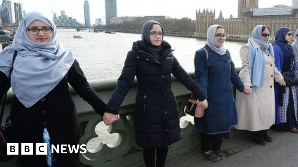 London attack: Women hold hands to honour bridge victims - BBC News