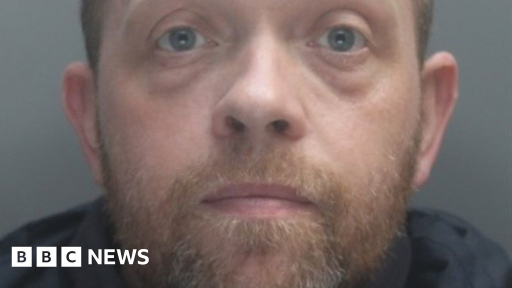Drug smuggling Liverpool Altcourse prison officer jailed - BBC News