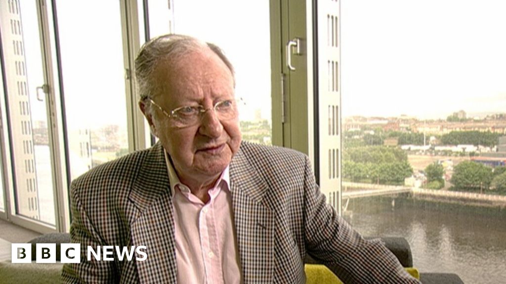 Tributes paid to former BBC news head George Sinclair - BBC News