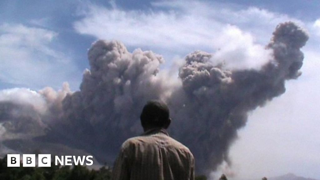 Indonesia volcano spews huge ash cloud - BBC News