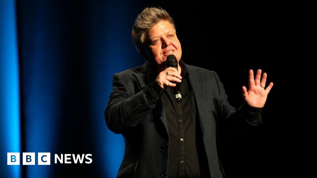 Susie McCabe wins Glasgow comedy award honouring Billy Connolly - BBC News