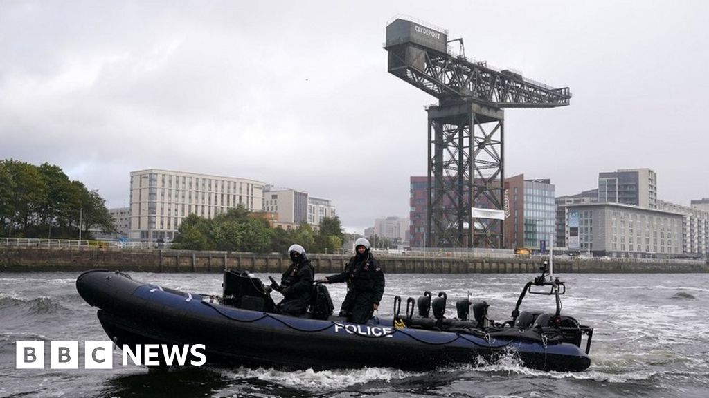 Police diver patrols on River Clyde for COP26 conference - BBC News