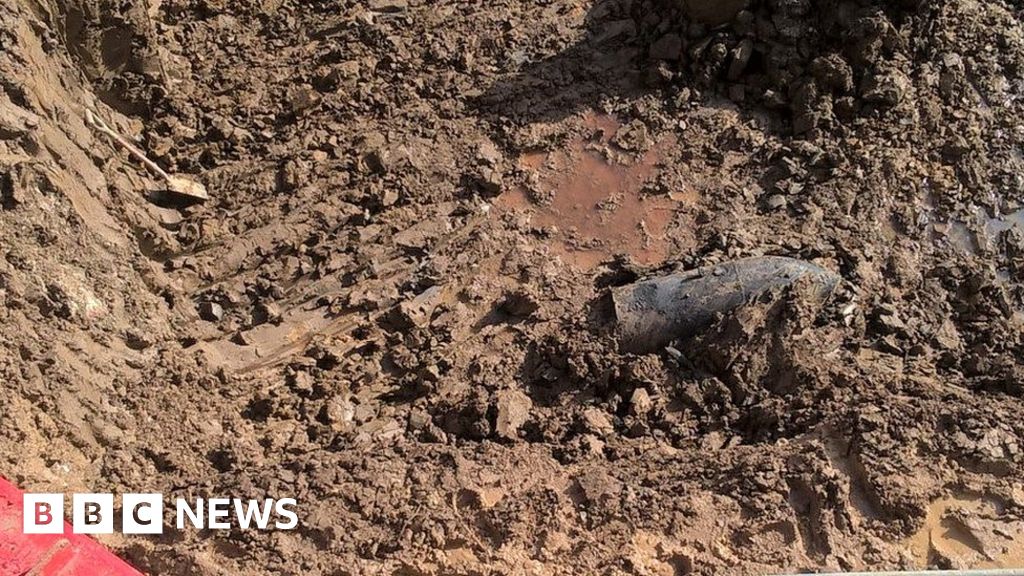 WW2 bomb found on Brondesbury Park building site - BBC News