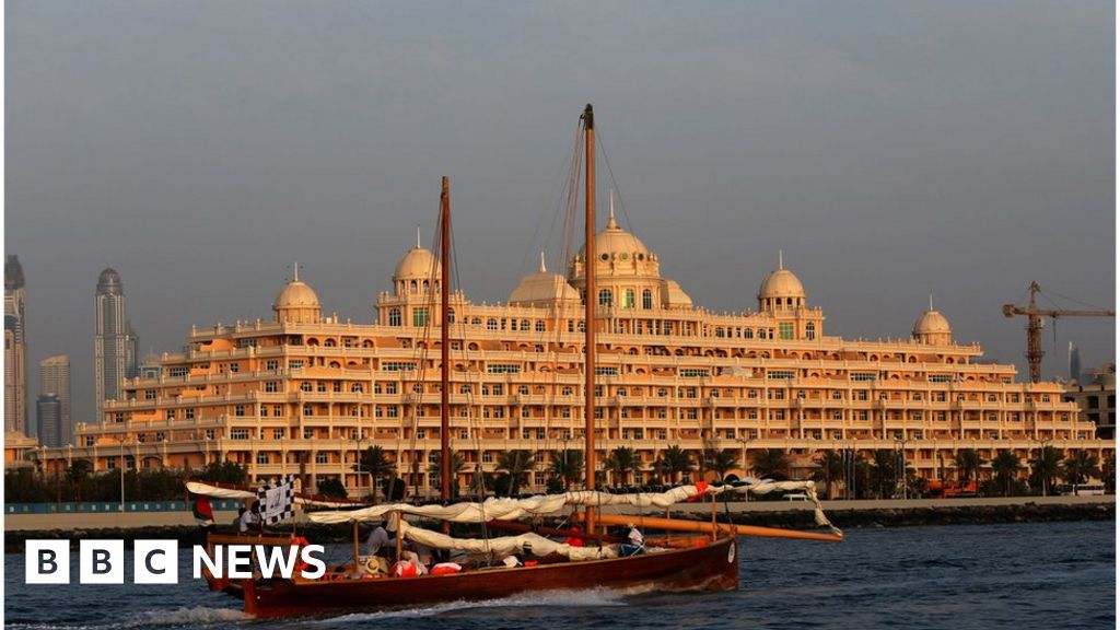 Dubai boatyard builds 'world's biggest dhow' - BBC News