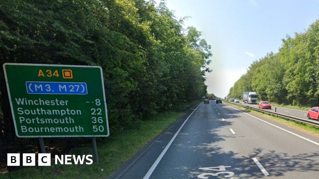 Overturned lorry shuts A34 near Winchester - BBC News