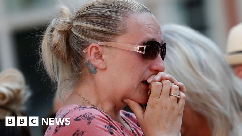 Don't Look Back in Anger sings Manchester - BBC News