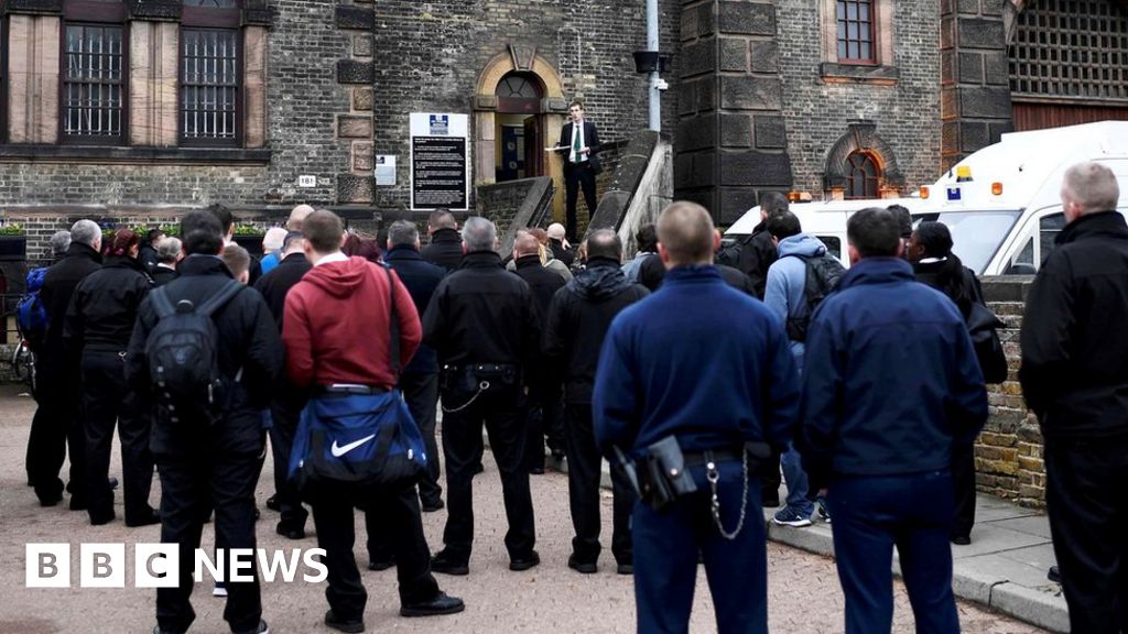 Prison officer leaders reach deal on pay and conditions - BBC News