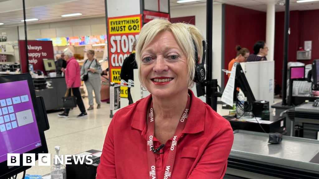 Wilko Sunderland staff 'heartbroken' as store closes - BBC News