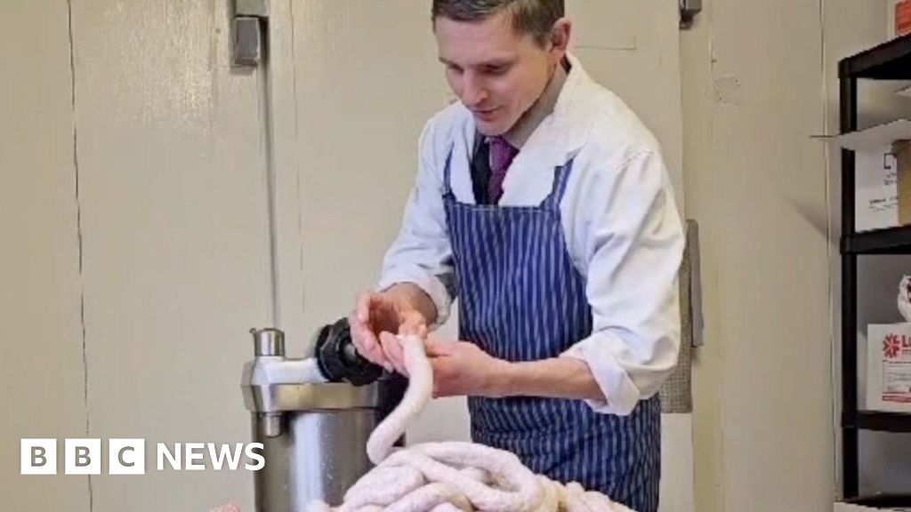 Bedfordshire butcher breaks sausage-making world record - BBC News
