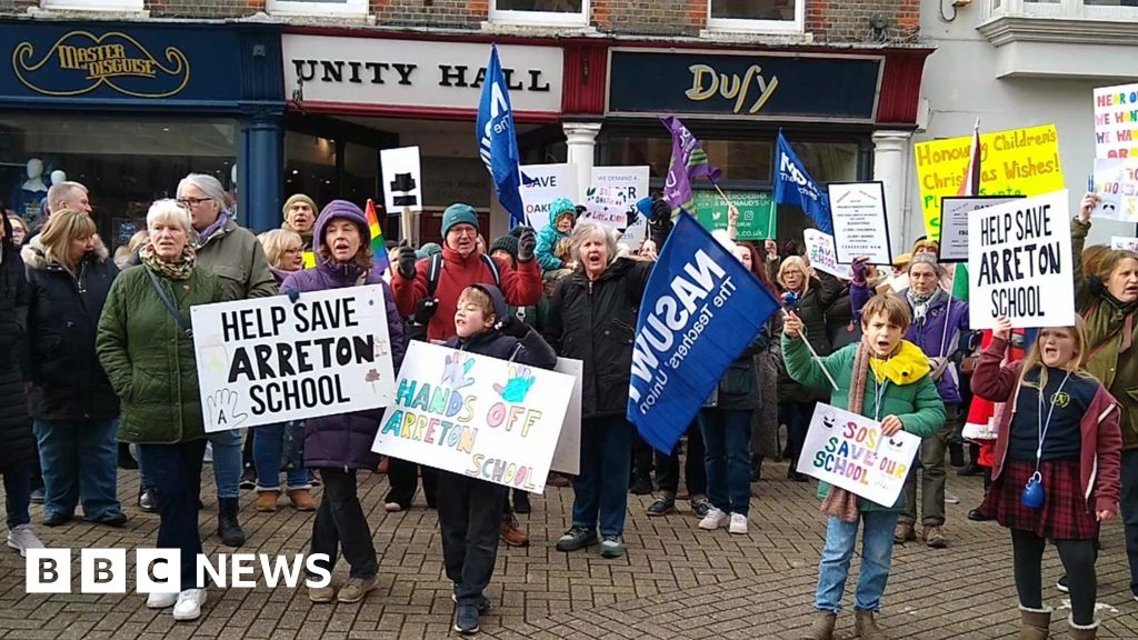 Isle of Wight: Protests against plans to close five schools