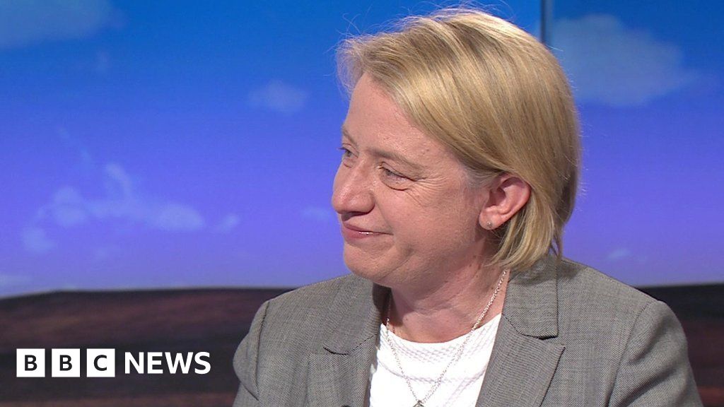 Natalie Bennett standing down as Green Party leader - BBC News