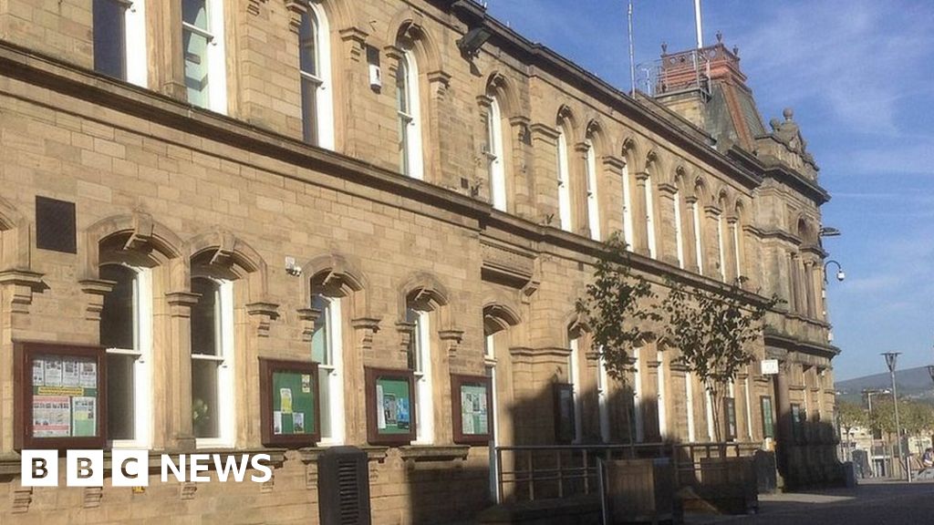 Labour and Lib Dems to run 'hung' Pendle Council - BBC News