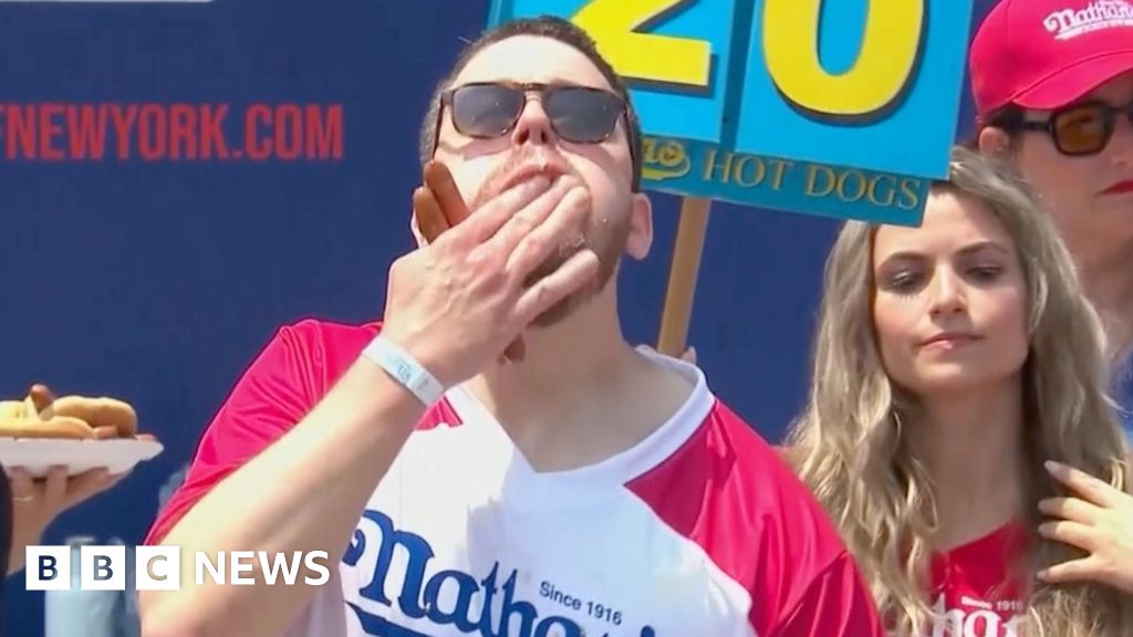 Nathan's Hot Dog Eating contest crowns new winners - BBC News
