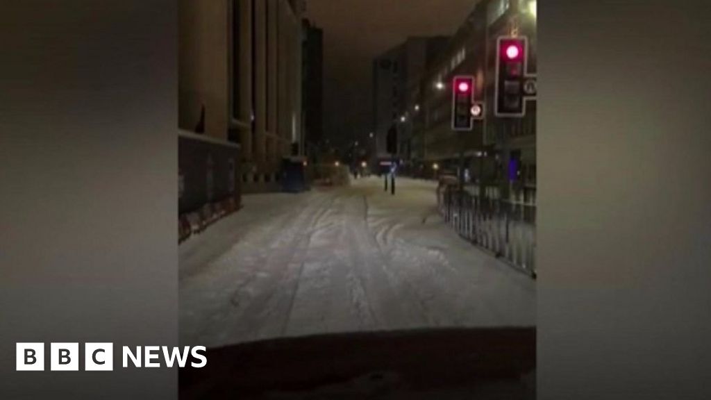 Snow brings tricky driving conditions to Cardiff - BBC News