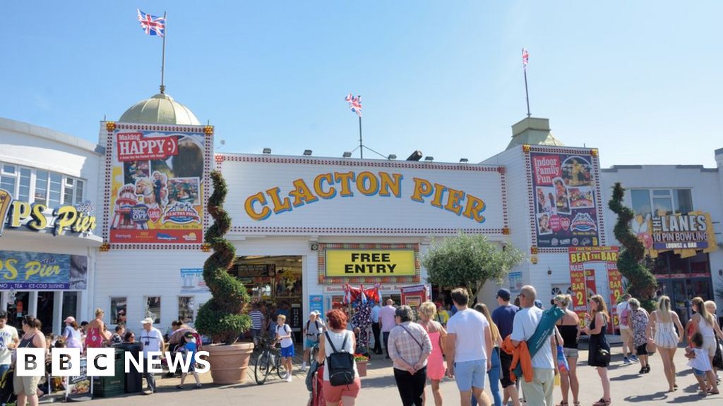 Clacton film to fight back against 'worst seaside town' tag - BBC News
