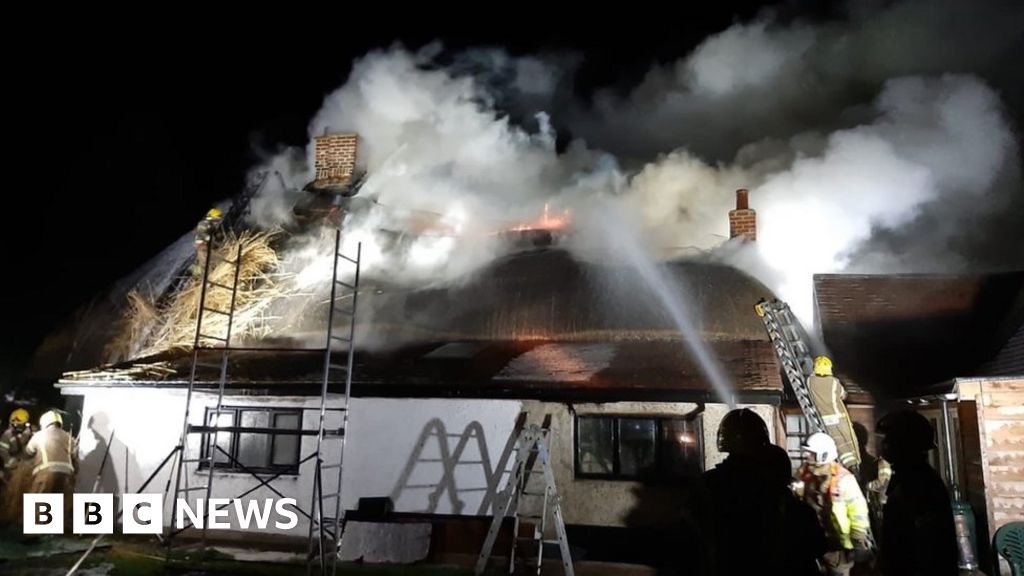 New Forest Grade II listed thatched cottage wrecked by fire - BBC News