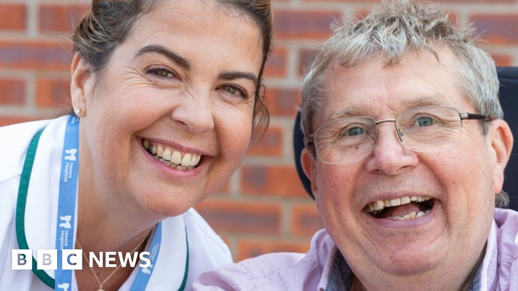 Garry Lowen: Mr Southend's book aims to raise funds for hospice - BBC News