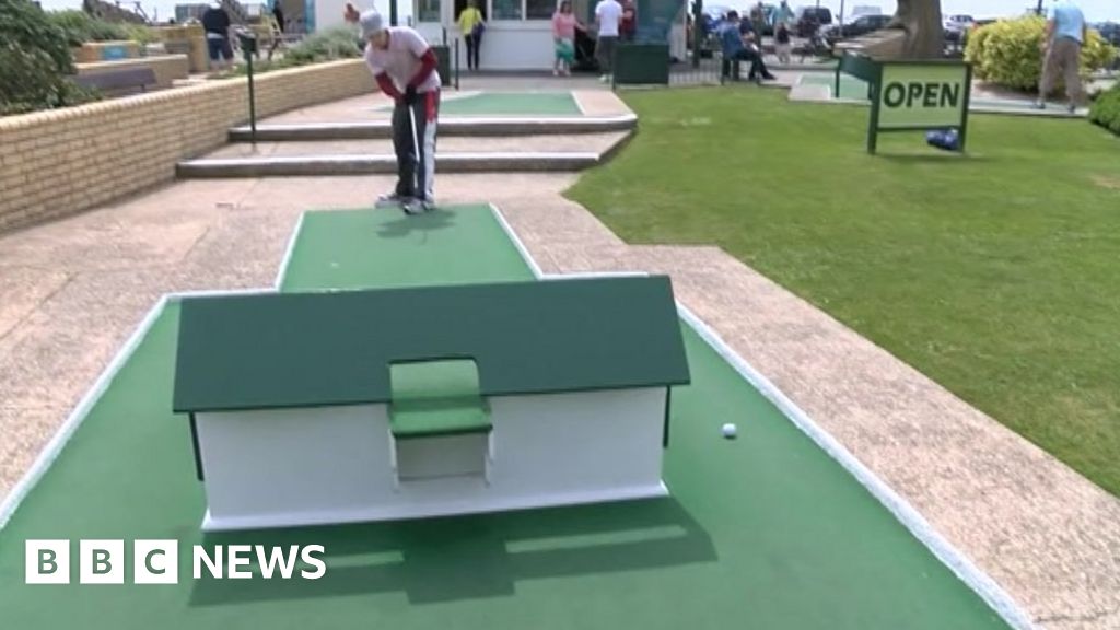 Players ready for World Crazy Golf Championship in Hastings - BBC News