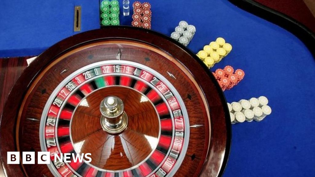 Macau gambling revenue hits three-year high - BBC News