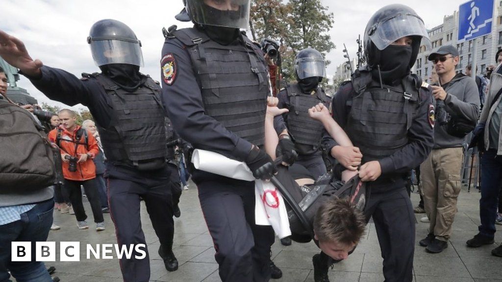 Russia protests: Police arrest scores of illegal demonstrators